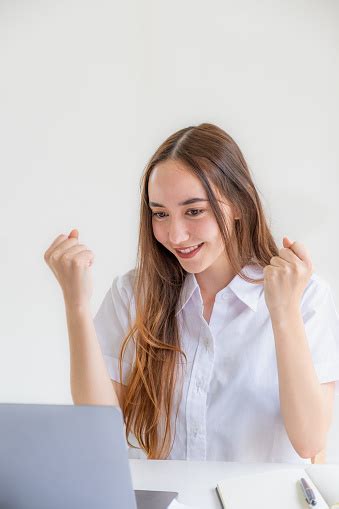 쾌활한 사업가가 주먹을 들고 기뻐하는 얼굴 예 제스처 도전적인 비즈니스 새로운 목표를 설정하기 위해 홈 오피스에서 분석 그래프