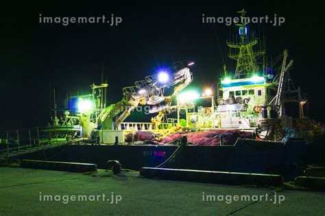 夜の港に停泊している漁船の夜景35の写真素材 184027704 イメージマート