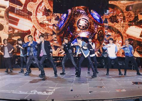五月天合體energy「阿信罕見大跳e16蹲」 全場看呆暴動了 Ettoday星光雲 Ettoday新聞雲