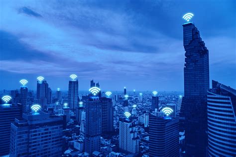 Wifi 아이콘 스마트 시티를위한 기술로 현대 도시 경관의 공중 보기 무선 통신 푸른 도시 풍경의 푸른 톤 인터넷 네트워크 연결