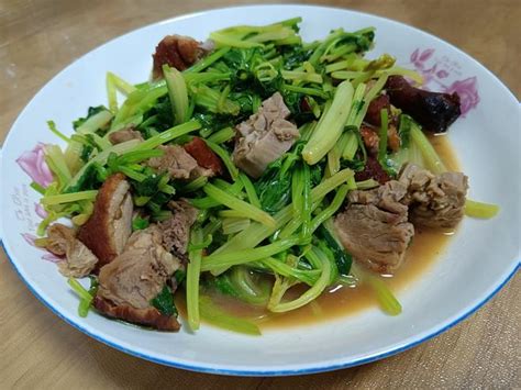 【芹菜炒烧鸭的做法步骤图，芹菜炒烧鸭怎么做好吃】今日中午食咩嘢下厨房