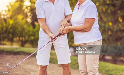 함께 골프를 치는 시니어 커플 남자 도움 여자 에 놀이 2명에 대한 스톡 사진 및 기타 이미지 2명 50 54세 65 69세 Istock