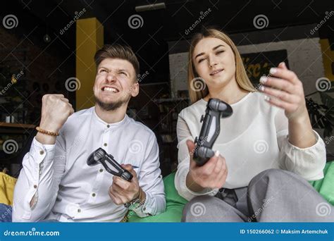 De Jonge Man En De Vrouw Zitten Samen Op Zachte Stoelen En Spelen Op