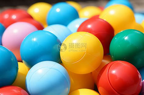 游泳池里面的彩色球高清图片下载 正版图片600596784 摄图网