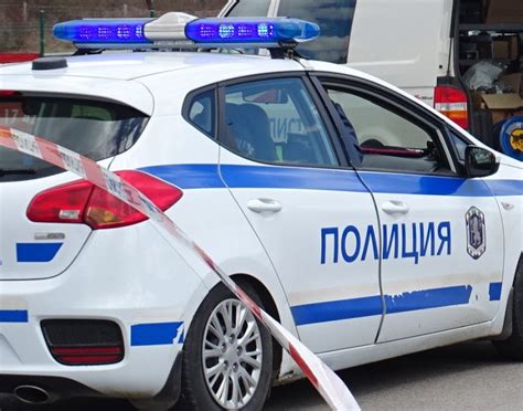 Граничен полицай откри шестима незаконни имигранти в тайник на пода ...