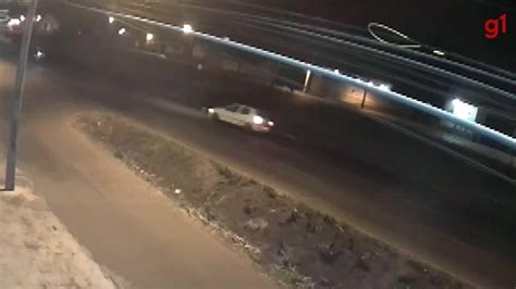 Motoboy é arremessado e morre ao ter moto atingida por carro em rodovia