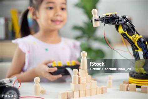 Stem 교육 개념입니다 아시아 학생들은 집에서 Stem으로 로봇 팔을 코딩하고 수학 공학 과학 기술 로봇 공학의 컴퓨터 코드를