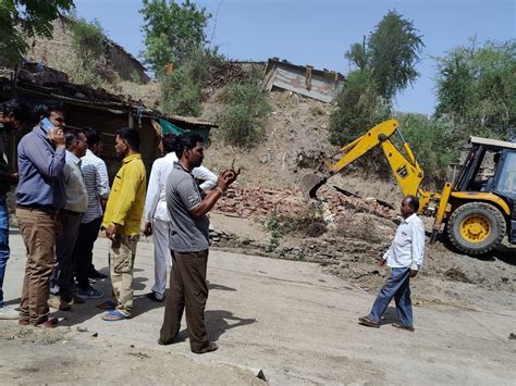 सामुदायिक भवन के लिए चयनित जमीन पर बना रखा था अवैध मकान जेसीबी से