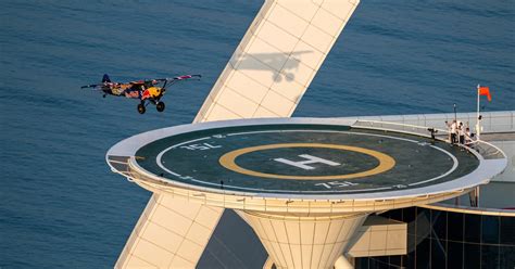 Polak wylądował samolotem na szczycie wieżowca w Dubaju Podróże