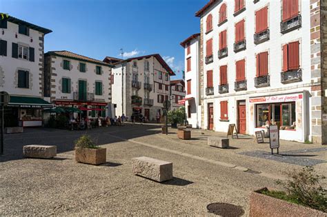 프랑스 바스크 지방의 전통 가옥이 있는 빨간 피망 마을 에스펠레트의 아름다운 거리 0명에 대한 스톡 사진 및 기타 이미지 0