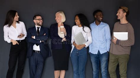 Grupo De Jovens E Idosos Jovens E Idosos Felizes Foto De Stock