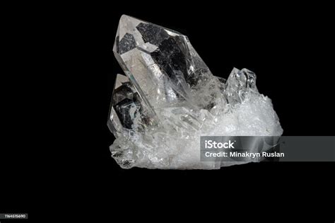 매크로 미네랄 스톤 모조 다이아몬드 검은 배경에 바위 크리스탈 0명에 대한 스톡 사진 및 기타 이미지 0명 거친 건축물 Istock