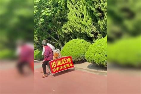 大爷骑着三轮带着老伴去淄博吃烧烤太浪漫