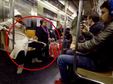 Video Experimento Hombres Y Mujeres Abren Las Piernas En El Metro