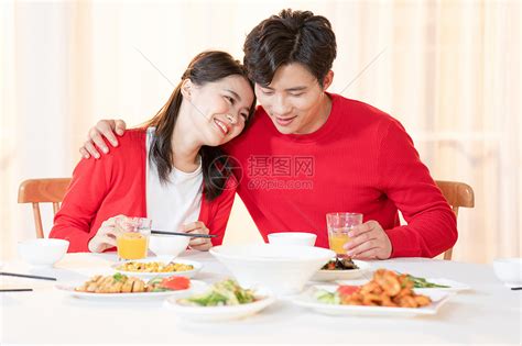 年轻夫妻在家吃饭高清图片下载 正版图片501421128 摄图网