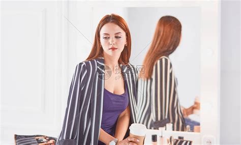 神奇的年轻女人在镜子前化妆高清图片下载 正版图片506103440 摄图网