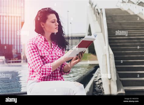 Une Femme Est En Train De Lire Un Livre Une Jeune Et Jolie Jeune Fille Apprend Passer Les