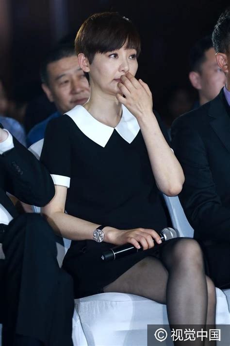 徐帆黑絲露美腿扮少女玩手機 左右開弓與馮小剛、張嘉譯竊竊私語 每日頭條