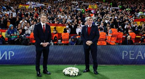 Foi Tocante O Tributo Do Liverpool A Amancio Uma Coroa De Flores