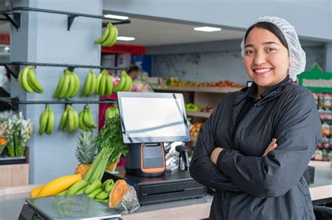 슈퍼마켓에서 그녀를 묘사하는 카메라에 미소 여성 계산원 갈색 머리에 대한 스톡 사진 및 기타 이미지 갈색 머리 건강한 식생활 라벤더 색상 묘사 Istock