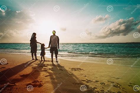 Счастливая семья с детьми ходит на закатный пляж Стоковое Фото
