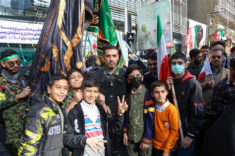مشرق نیوز عکس دهه نودی‌ها در کنار حافظان امنیت