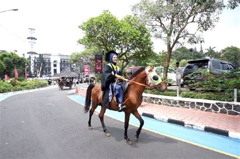 Istimewa Wisudawan UMM Ini Hadiri Prosesi Wisuda Dengan Naik Kuda Dan