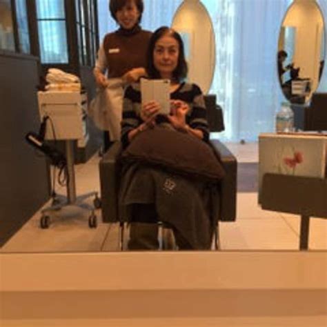 グレイヘア完成まで3年の体験談「白髪への移行期を乗り越えるコツ」 白髪染めから解放されて自分らしく！ グレイヘアのすすめ Mi