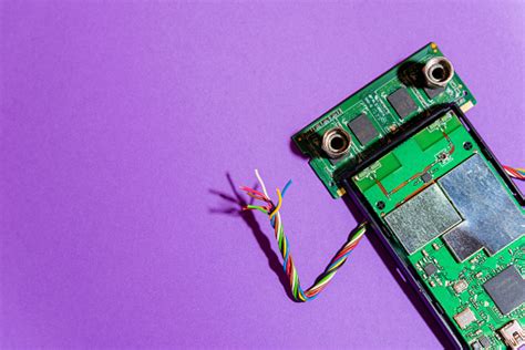 손으로 만든 로봇은 Arduino 플랫폼에 평평하게 놓여 있습니다 Diy Ai 스팀퍼플 배경입니다 어린이와 청소년 로봇 공학 및
