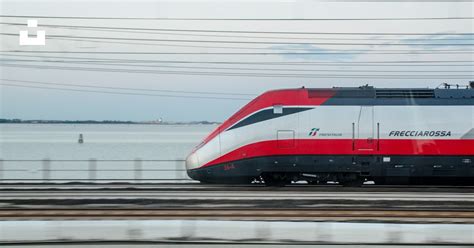 철로 위의 기차 사진 Unsplash의 무료 베네치아 이미지