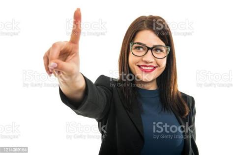 터치 스크린을 사용 하 여 안경을 착용 하는 젊은 비즈니스 여자의 초상화 갈색 머리에 대한 스톡 사진 및 기타 이미지 갈색 머리 귀여운 기업 비즈니스 Istock