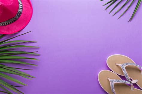 보라색 또는 보라색 배경에 아름 다운 여자의 해변 플립 플롭 비치 서머 컨셉 앤 홀리데이 컨셉 탑 뷰 0명에 대한 스톡 사진 및 기타 이미지 Istock