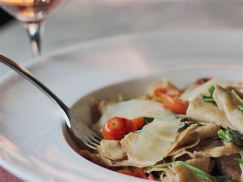 Про небезпеку відмови від їжі після шостої вечора попередили дієтологи