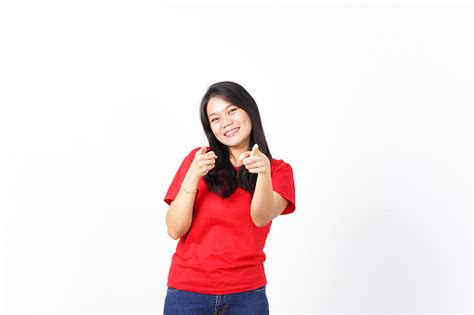 미소 짓고 당신 또는 카메라를 가리키고 나는 당신의 제스처를 원합니다 빨간 셔츠를 입고 아름 다운 아시아 여성의 흰색 배경에 고립 된 25 29세에 대한 스톡 사진 및 기타