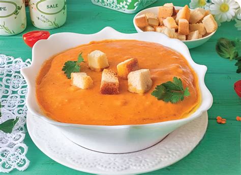 Чечевичный суп-пюре с томатами и рисом на бульоне без мяса