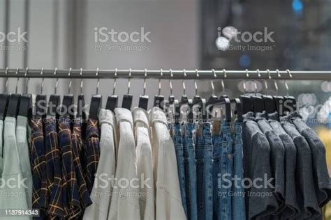 쇼핑 비즈니스 패션 및 광고 개념에 대 한 쇼핑 백화점에서 안경가 게에서 옷 라인 계절에 대한 스톡 사진 및 기타 이미지