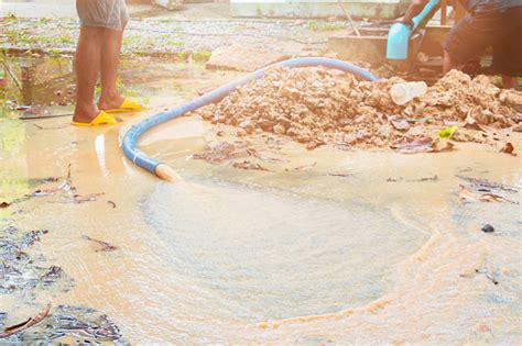 길가 및 배관공 작업 수리에서 물 운동으로 구멍에 깨진 파이프 개선에 대한 스톡 사진 및 기타 이미지 개선 건설 산업 고용과 노동 Istock
