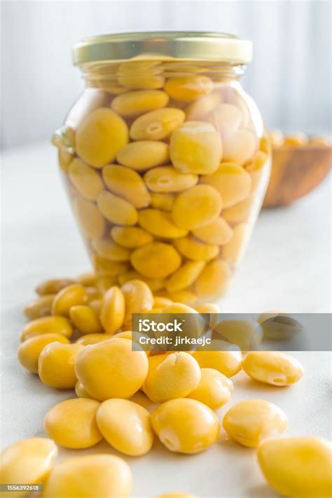 소금물에 담근 루피니 콩 식탁에 있는 항아리에 절인 루핀 Lupin Bean에 대한 스톡 사진 및 기타 이미지 Lupin