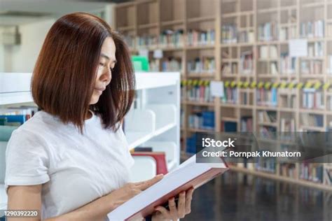 도서관에서 책을 읽는 대학생 아름다운 아시아 콜라주 여자 학교 캠퍼스에서 공부 학술 교육 배경 개념 35 39세에 대한 스톡