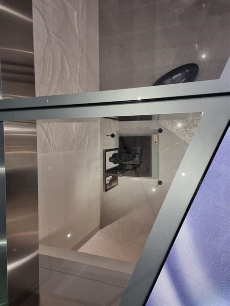 Photo Gallery ดรามาห้างดัง ทางเดิน พื้นกระจกใส ห่วงความปลอดภัยอาจมีขาหื่นรอส่องใต้กระโปรงผู้หญิง