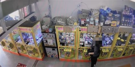 這人好眼熟！小港警駕車禮讓行人 巡佐認出娃娃機女竊賊