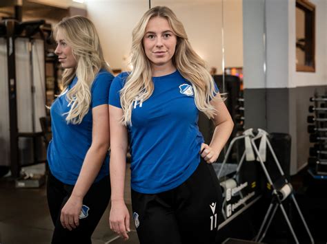 De Bloedmooie Voetbalster Van Fc Eindhoven Die Wekelijks Insta Laat