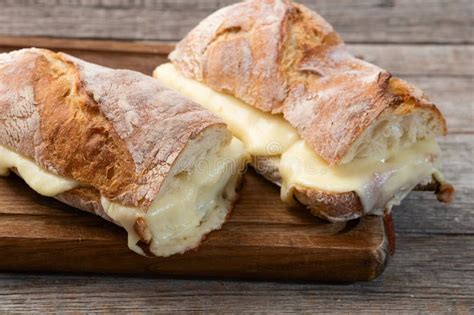 Torrada Com Queijo Fundido Foto De Stock Imagem De Americano 315160776