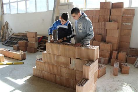 Ученици зидат и шпакловат в Строителния в Перник СНИМКИ