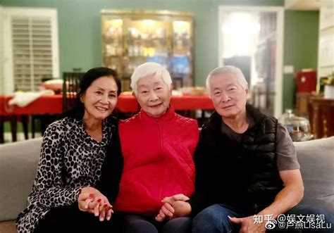95岁卢燕晒与至交姐妹秦怡李蔷华“晚晴”照，当时三人合计273岁 知乎