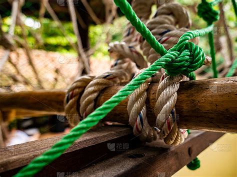 在木头上结有复杂结的绳子