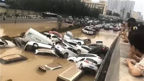 鄭州京廣路隧道水淹全紀錄 1小時水深及膝4小時後車輛漂在水面 兩岸 旺報