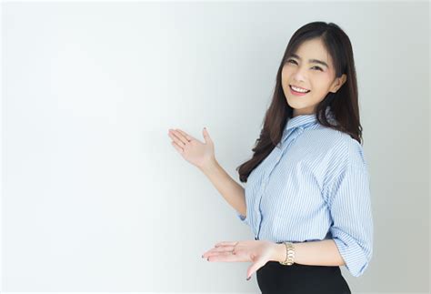 흰색 배경 위에 제시 하는 젊은 아시아 비즈니스 여자의 초상화 가리키기에 대한 스톡 사진 및 기타 이미지 가리키기 귀여운