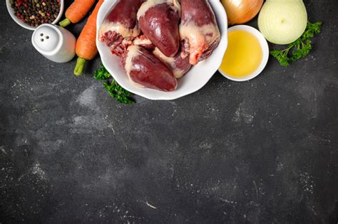 허브와 향신료 야채 당근과 어두운 배경에 양파와 원시 칠면조 마음 마음 도용 을 위한 재료 건강한 음식 맨 위 보기 가금류에