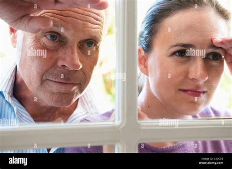 Vater Und Tochter Suchen Unterkunft Stockfotografie Alamy